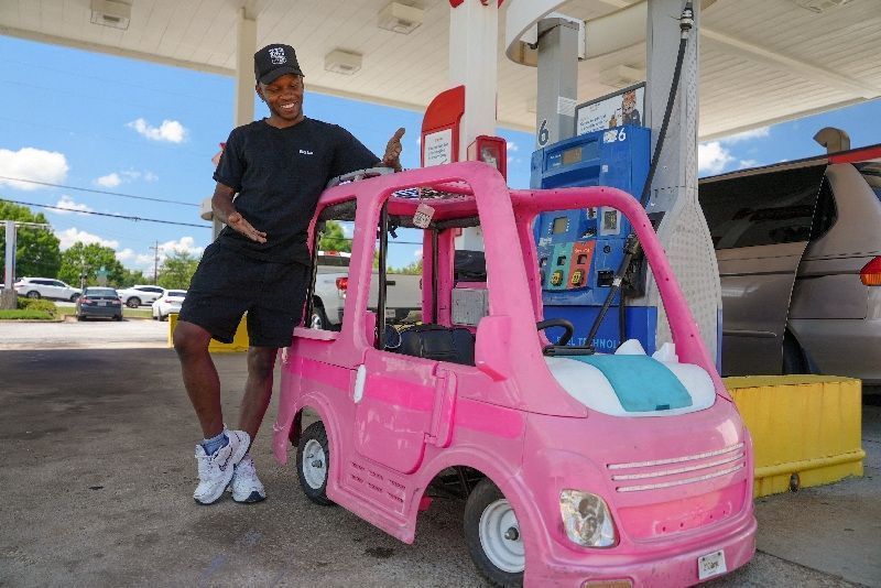 Gasolina dispara, muda rotina nos EUA e carrinho da Barbie vira opção