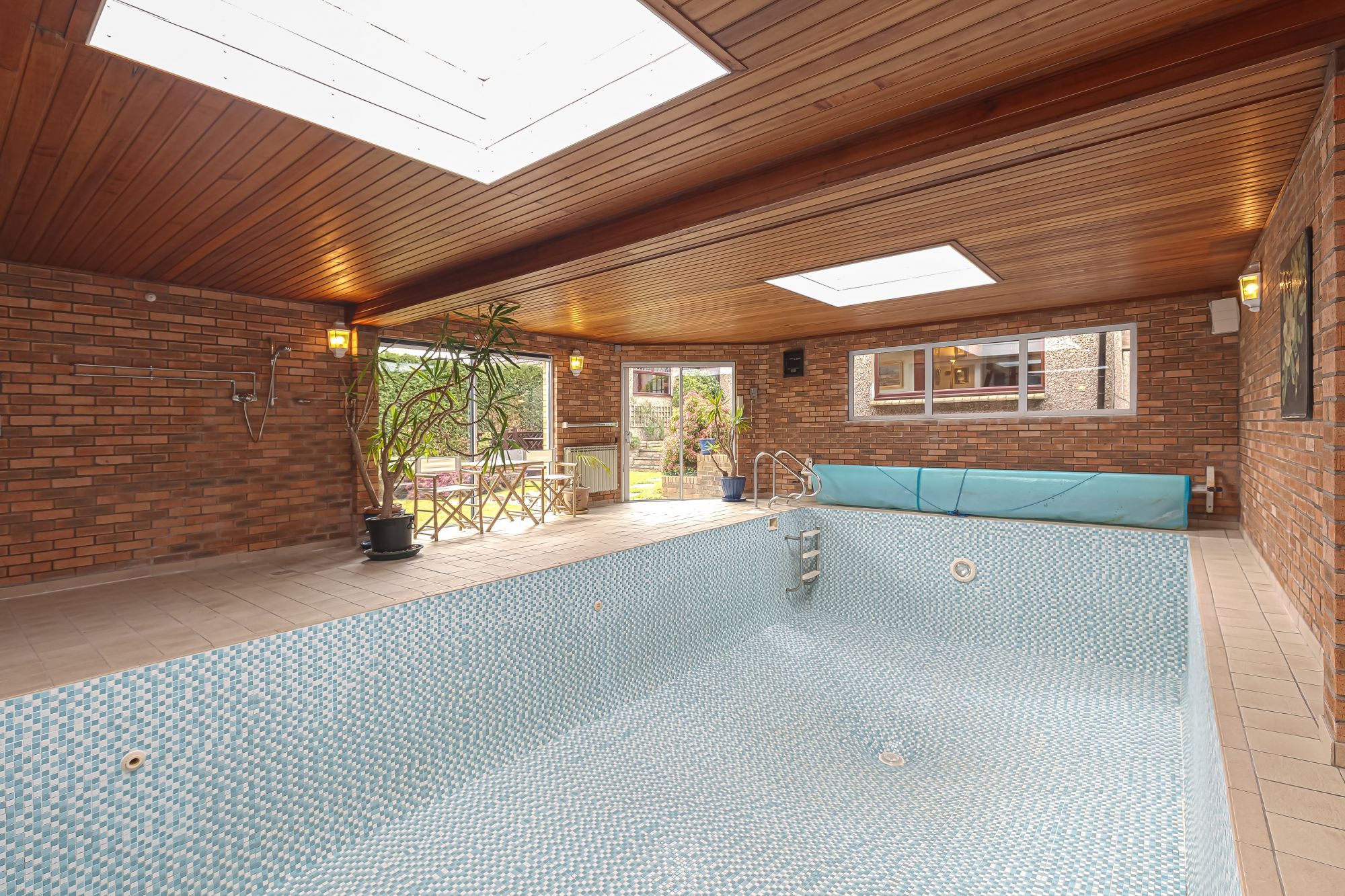 Delightful Edinburgh three-bedroom detached bungalow with indoor ...