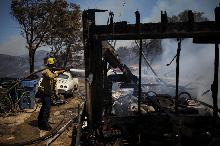 Map shows wildfire ravaging Simi Valley as evacuations underway
