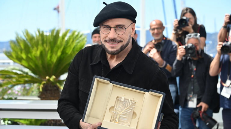 Waarom John Travolta in Cannes van baret wisselde tijdens zijn regiedebuut