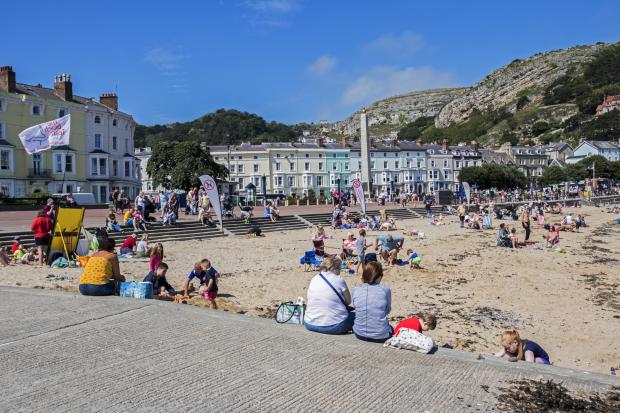 Very warm weather for Bank Holiday weekend in North Wales - see Met ...