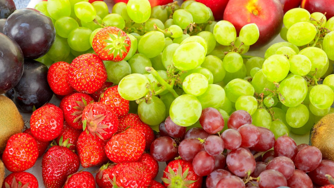 Um relatório das autoridades europeias confirma que uvas, morangos e ...