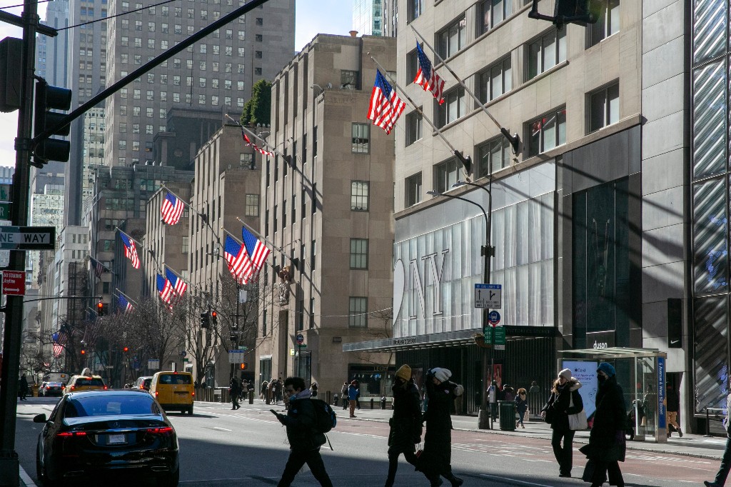 Woman dead after falling into open manhole in Manhattan