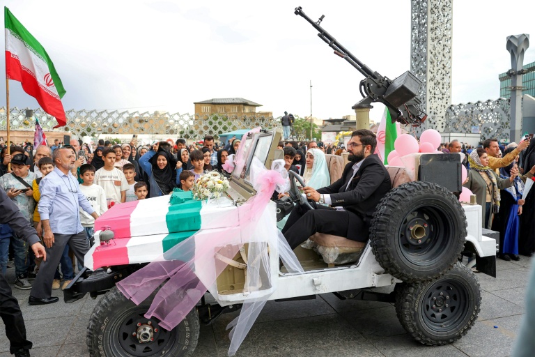 Bodas públicas en Teherán de parejas dispuestas al sacrificio en la ...