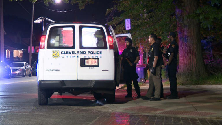 Teen shot outside West Side Cleveland smoke shop