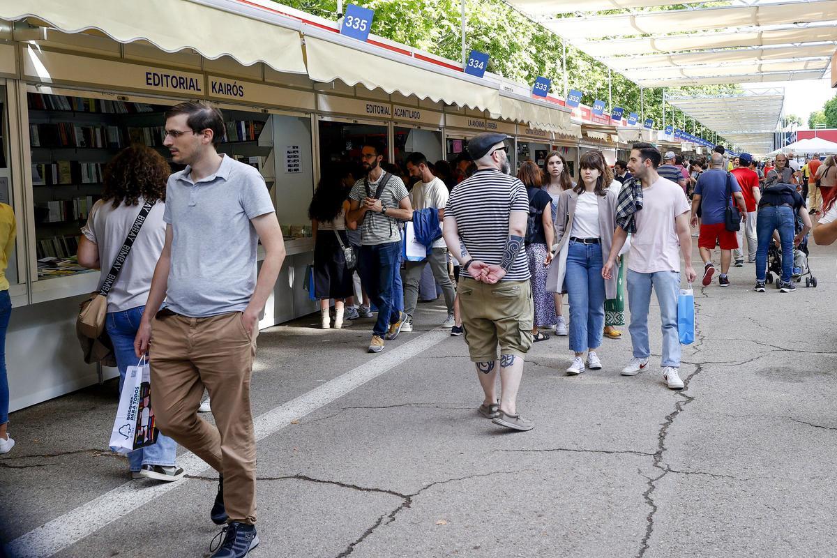 El humor toma una Feria del Libro marcada por la visita del Papa ...