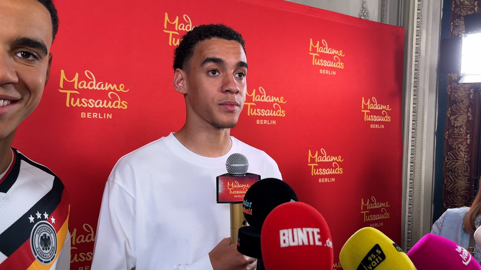 Angesprochen auf seine weiblichen Fans, muss Jamal Musiala lachen