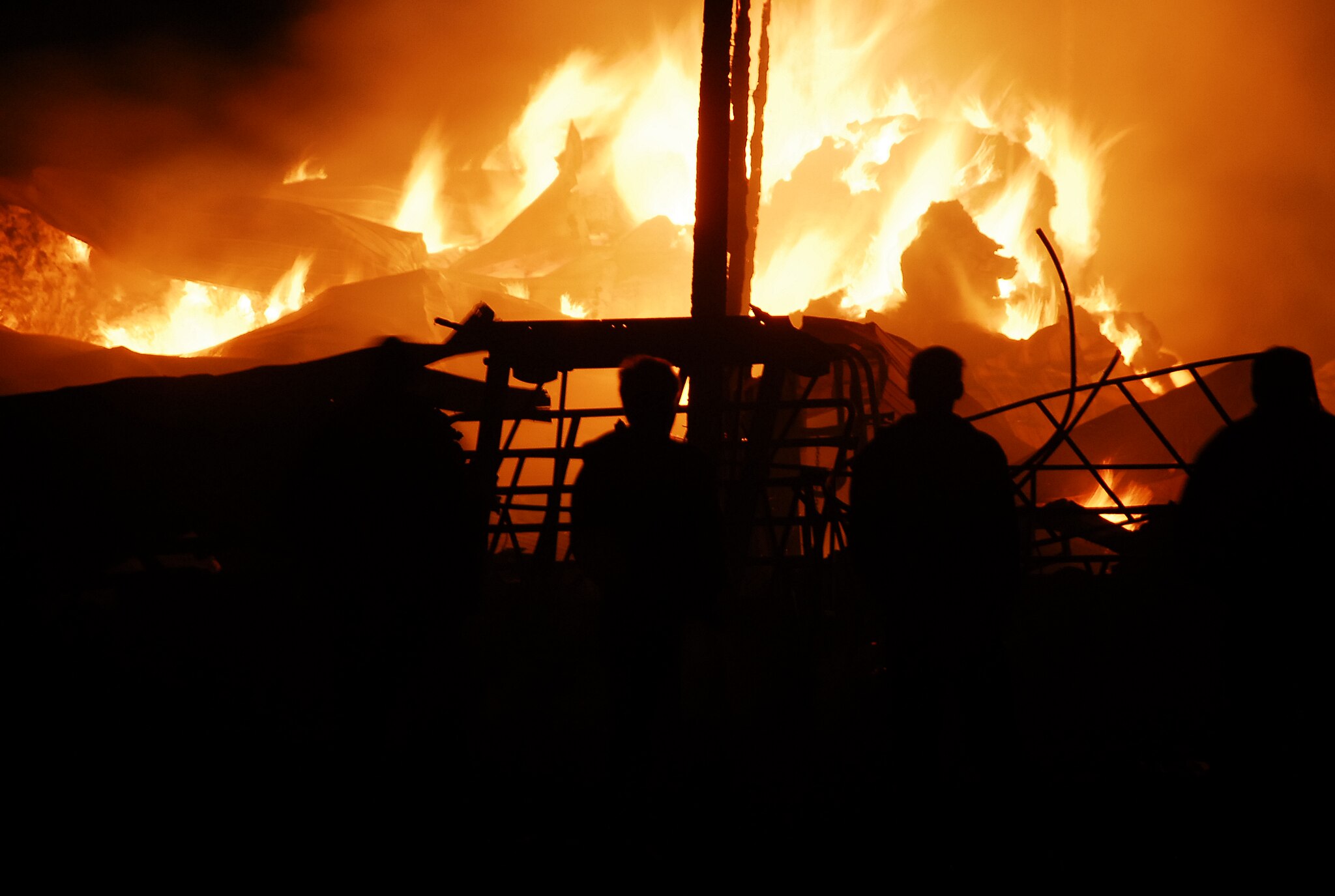Simi Valley fire explodes to 1,300+ acres: Homes burn as evacuations ...