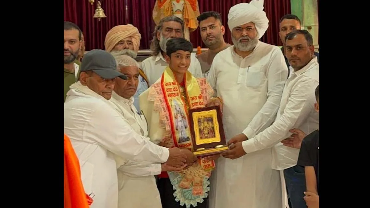 U-15 Asian gold medal winning boxer Hanshika Attri felicitated at Delhi ...