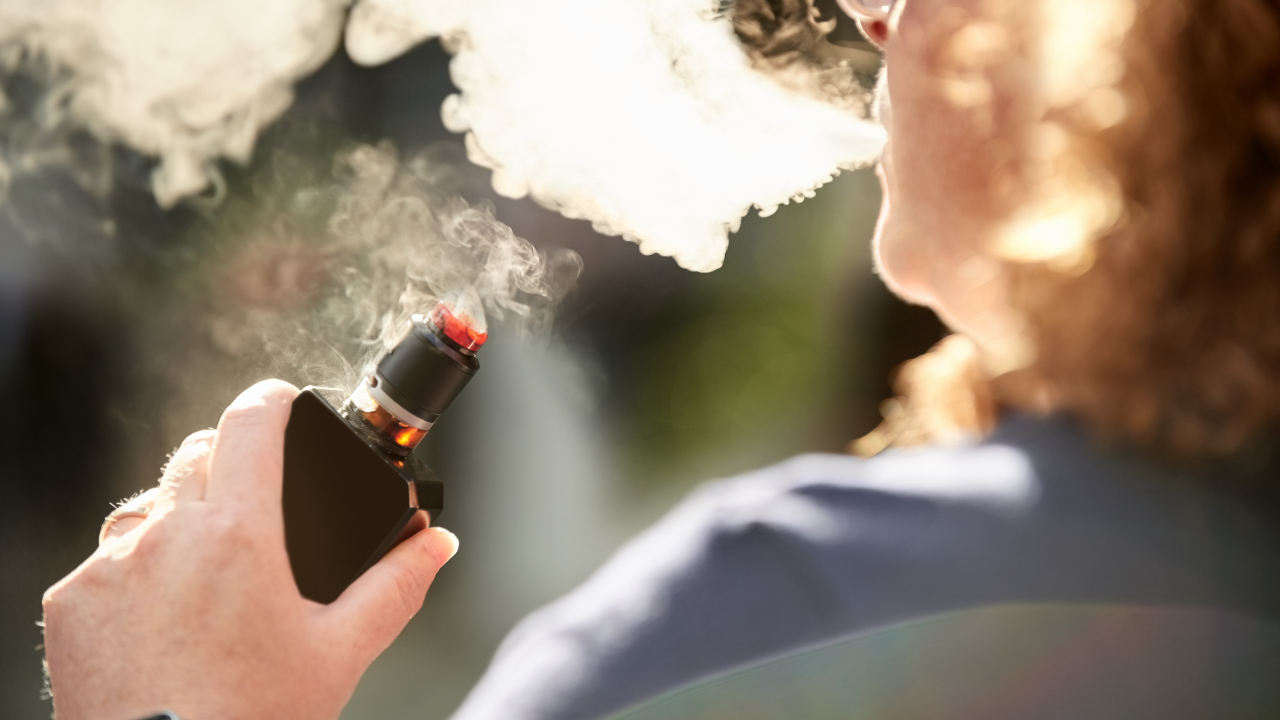 Vaping vs cigarettes: Why cancer doctors say young adults should stop ...