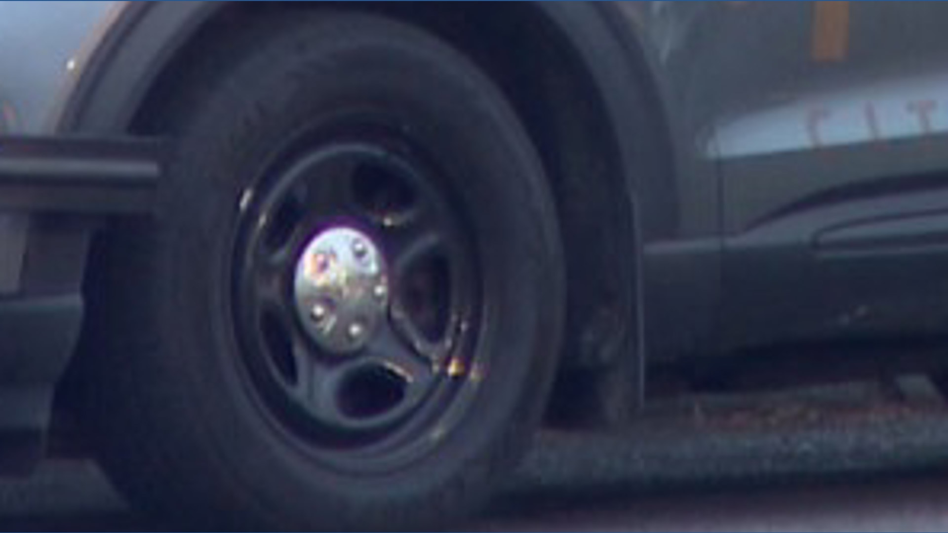 Suspect points gun at officer along Bothell-Everett Highway, police say