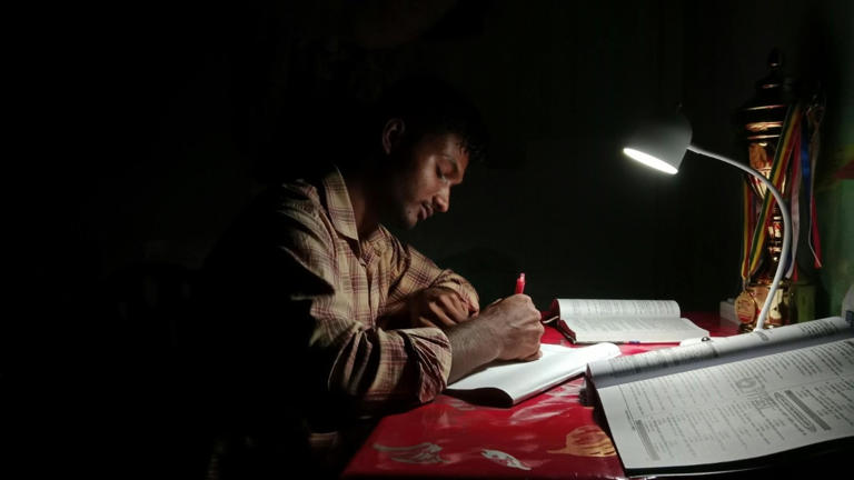 JEE students reveal study habits, burnout mistakes and survival strategies