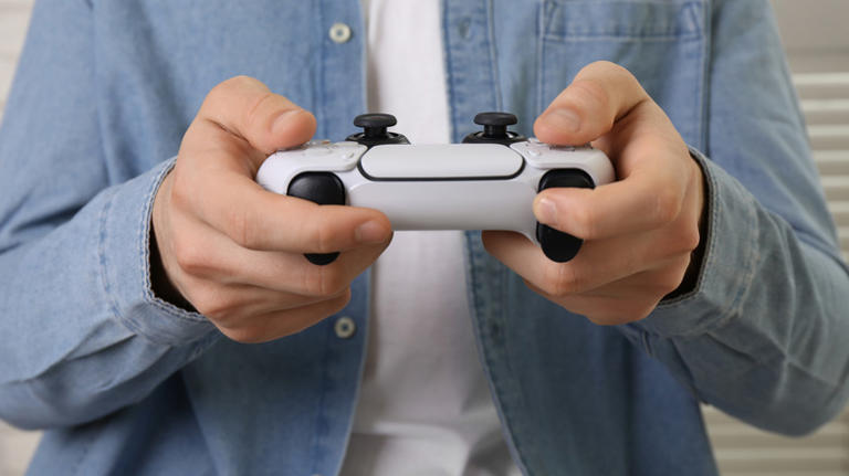 What does the blue light mean on a PlayStation 5 controller?