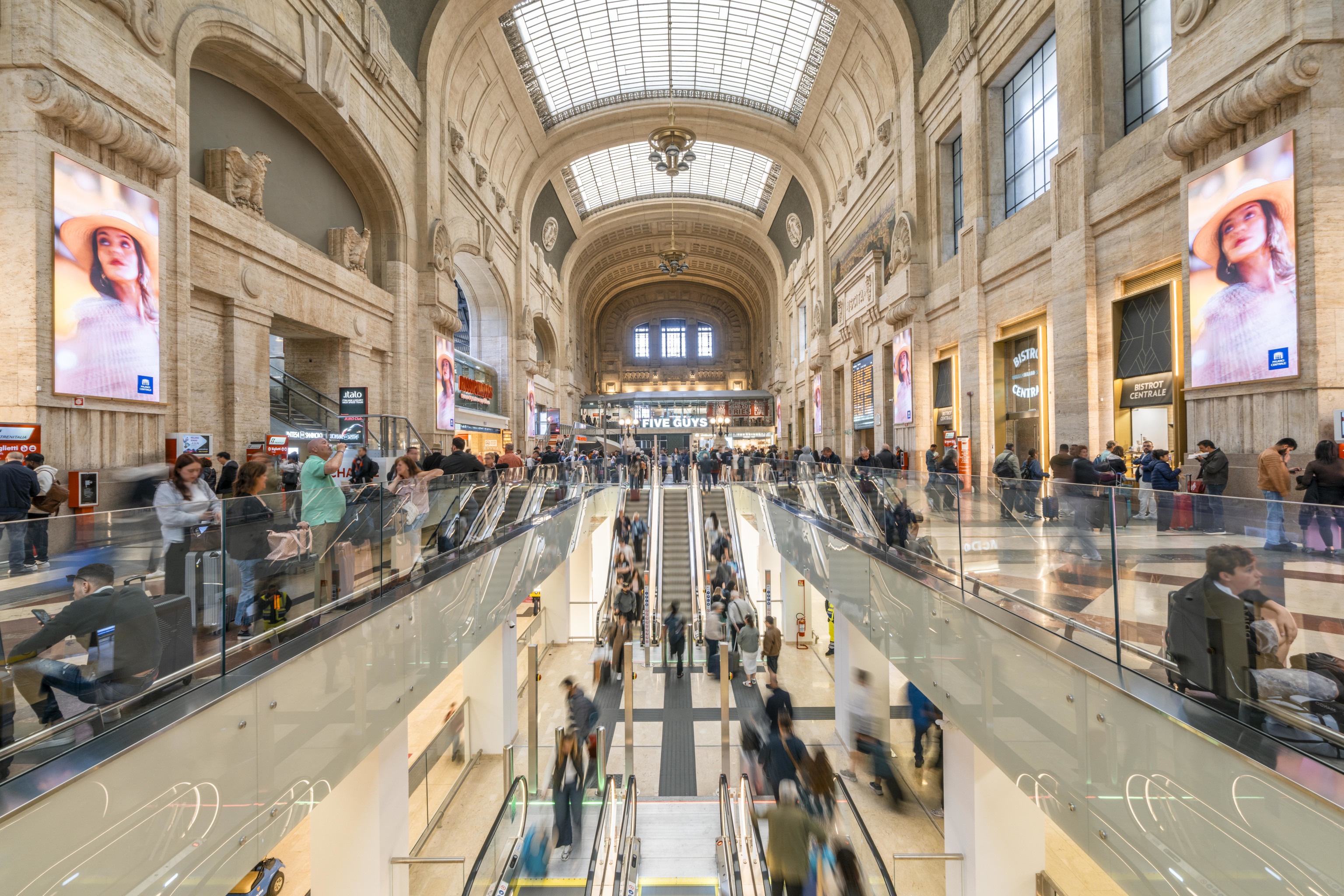 Riapre la scala mobile est della stazione centrale di Milano
