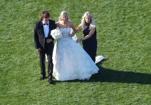 Heather Locklear and Richie Sambora walk daughter Ava down the aisle at ...