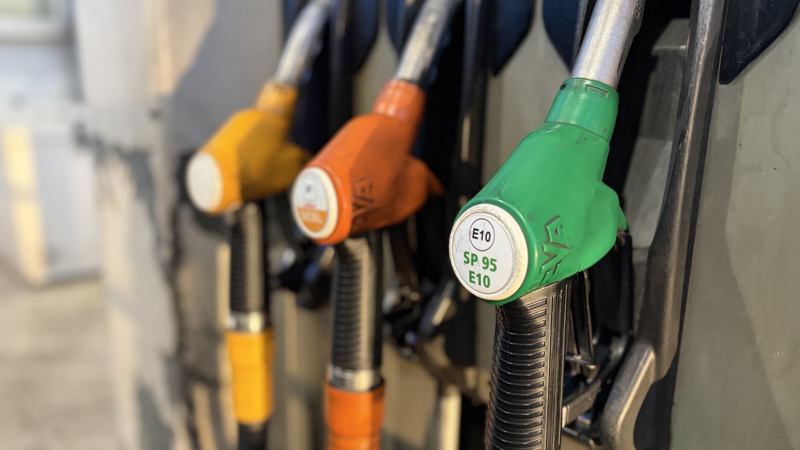 Prix des carburants : TotalEnergies bloque le diesel à 2,09 €/L et l ...