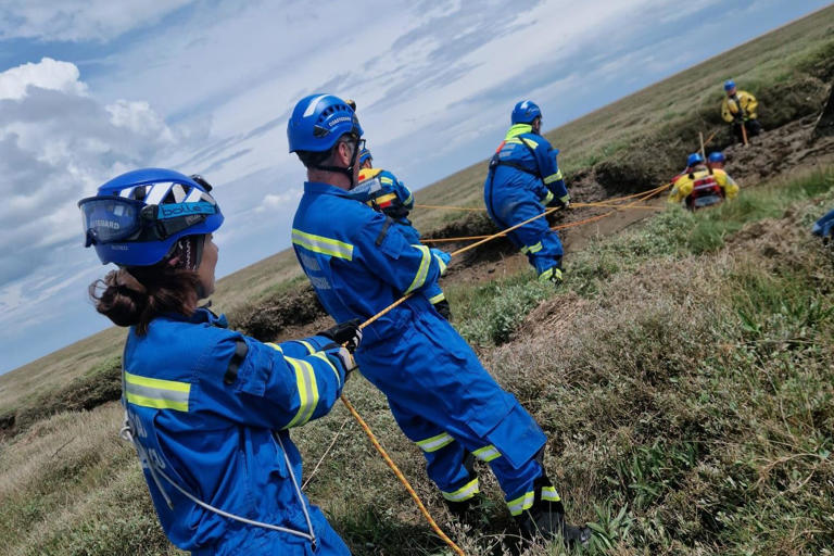 Emergency services called out to rescue man stuck in coastal mud flats ...