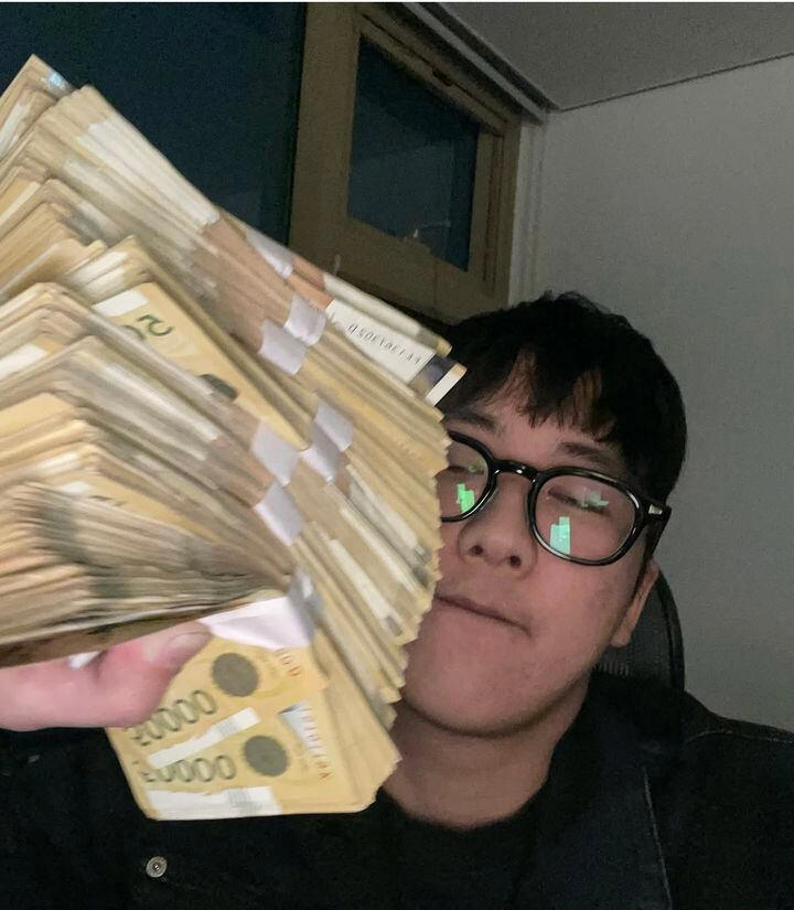 Rich Iggy apologizes for mocking late President Roh Moo-hyun