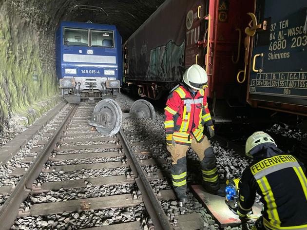 Alles zum Zugunfall im Lennetal: Zwei Züge entgleisen im Tunnel