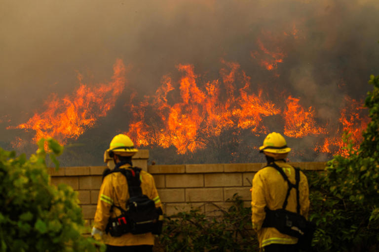 Sandy fire in Simi Valley burns more than 1,300 acres, 5% contained