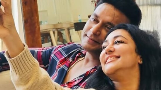 Darshan's wife Vijayalakshmi visits him in prison, pens note on ...