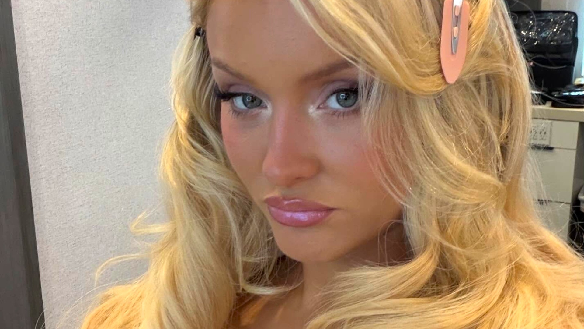 Zara Larsson kiest voor een tropische look in een jurk met een ombré-effect