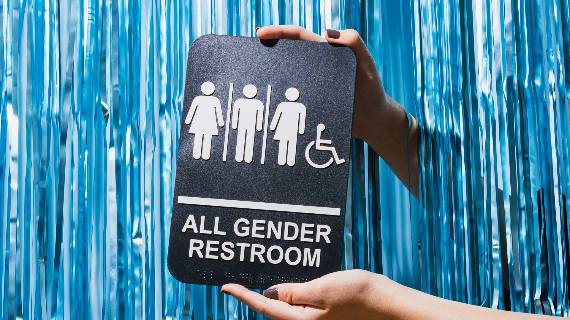 Batman, Zorro, alieni e sirene: a Grosseto è polemica sui bagni gender ...