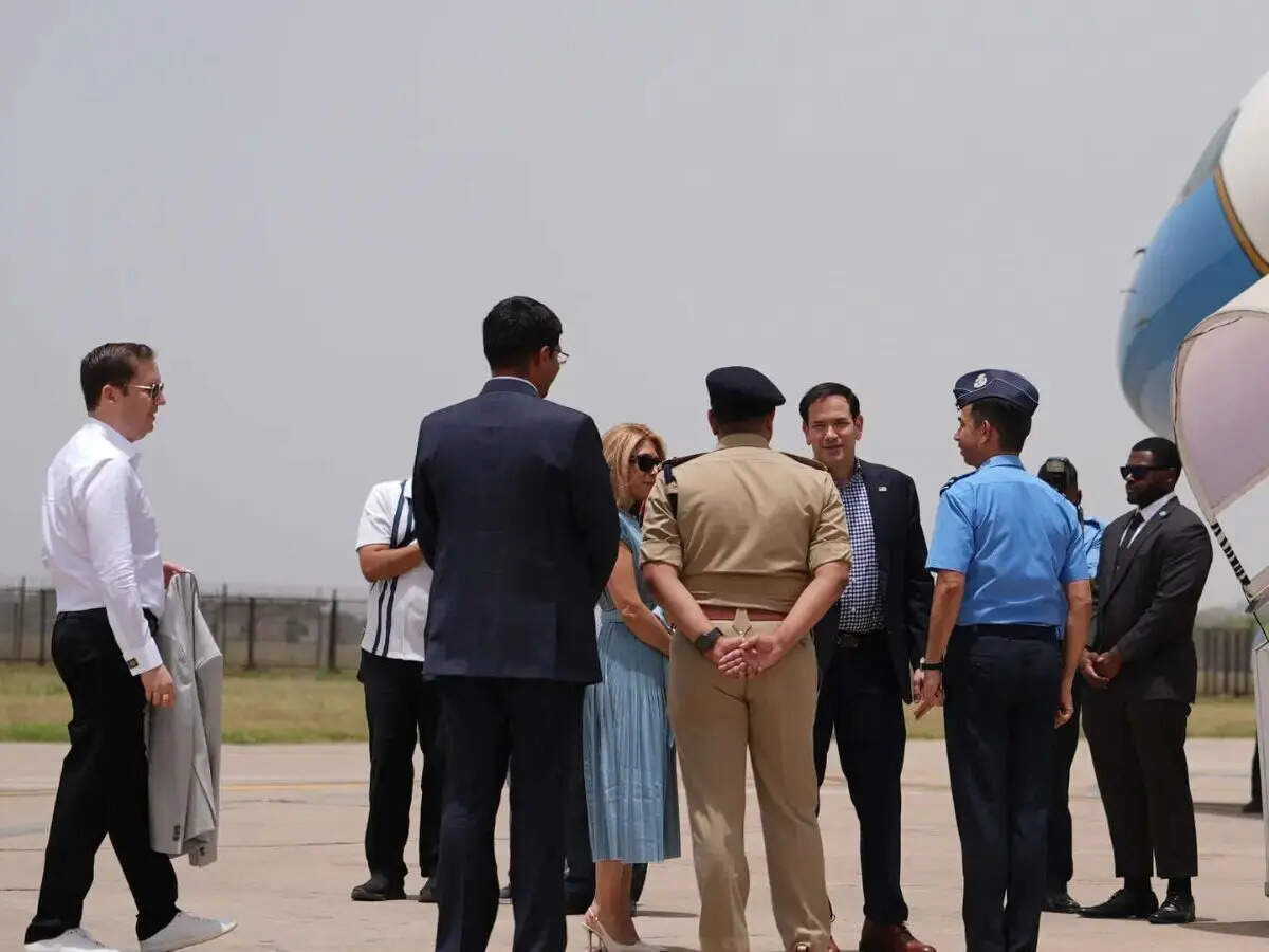 US Secretary of State Marco Rubio welcomed by only three officers in ...
