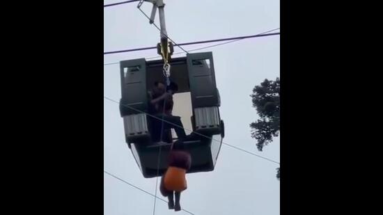 Snag halts Gulmarg gondola, scores of tourists rescued after mid-air panic
