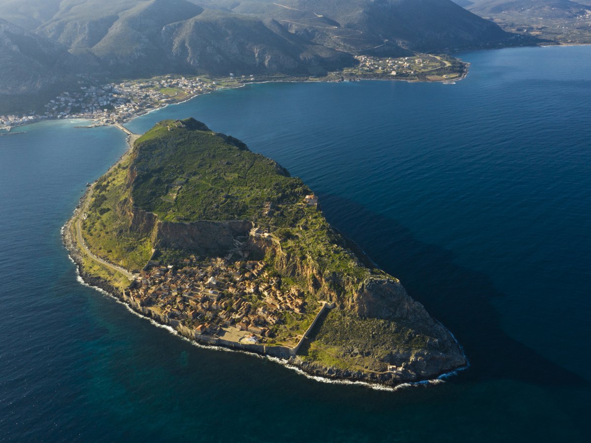 Malvasia e il segreto della roccia: la perla medievale nascosta della ...