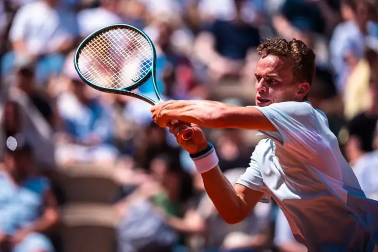 4 sets and 3h48: Luca Van Assche snaps losing streak, storms into ...