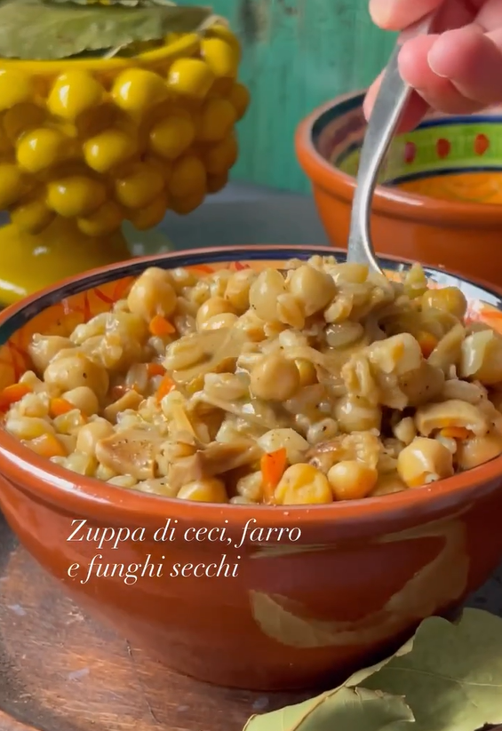 Zuppa di ceci, funghi secchi e farro: ricetta rustica e salva-cena ...