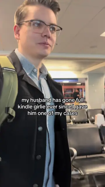 His jacket hides the perfect Kindle travel hack