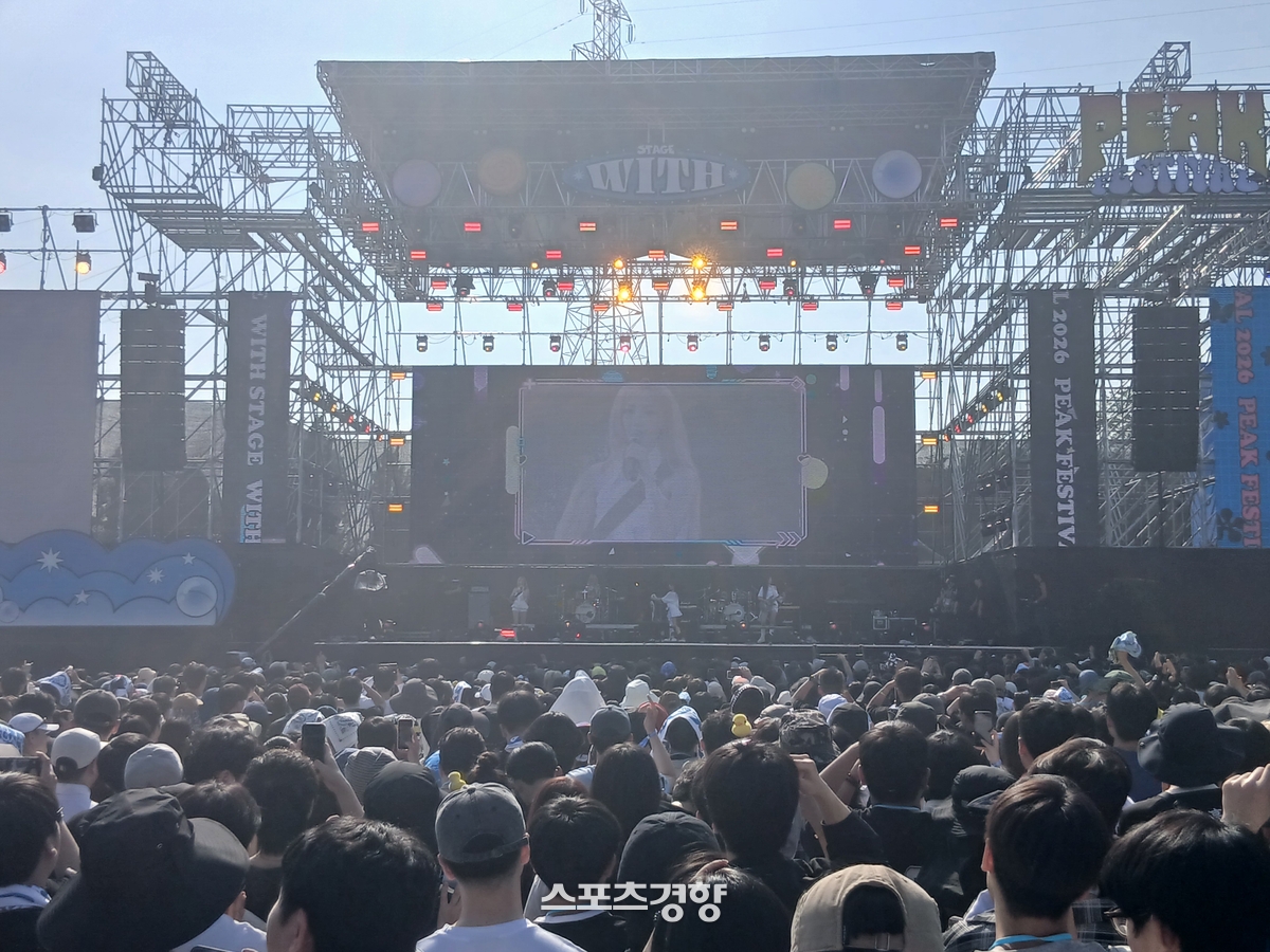 ‘PEAK FESTIVAL 2026’ QWER takes the stage, unleashing a refreshing ...