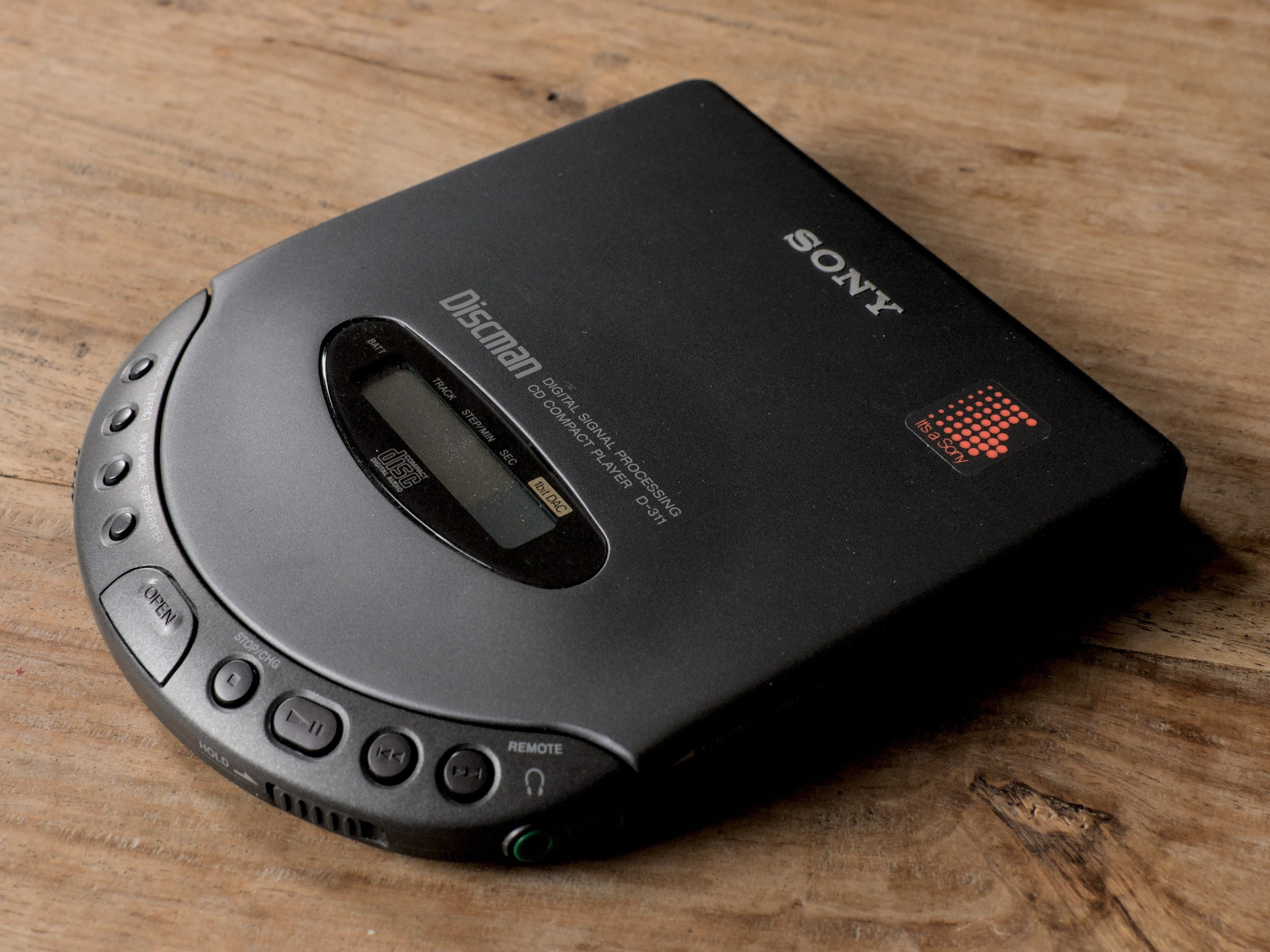 VHS tapes and landlines are having a resurgence. Here's the '90s tech ...