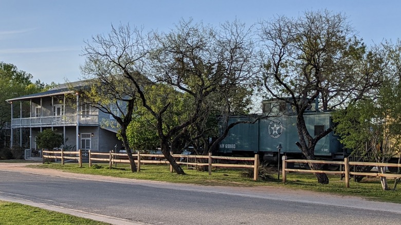Between San Antonio and Fort Worth is a Texas lakefront inn with Hill ...