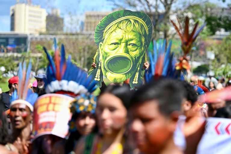 El cacique Raoni recibe el alta tras varios días internado en Brasil