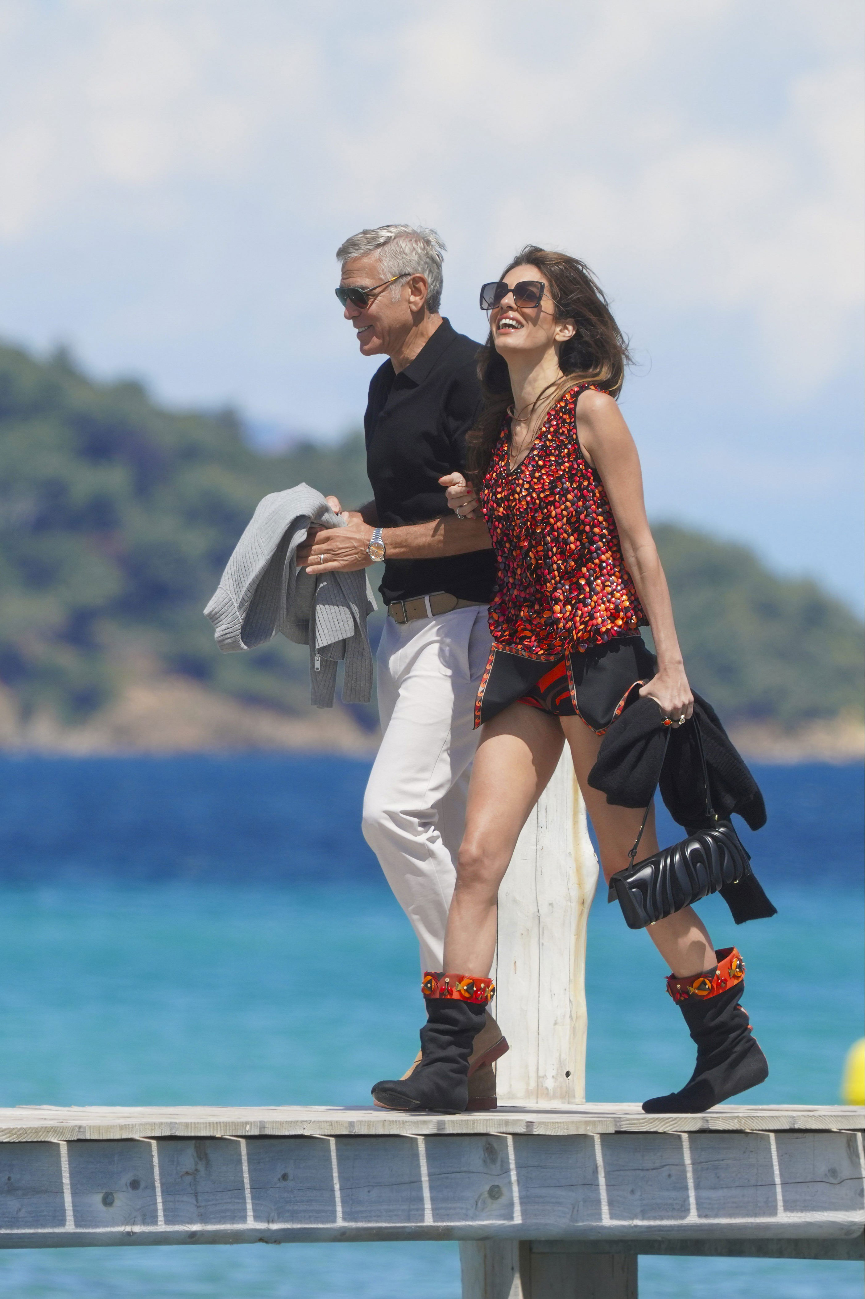 Las botas de playa existen y así las lleva Amal Clooney con mini falda