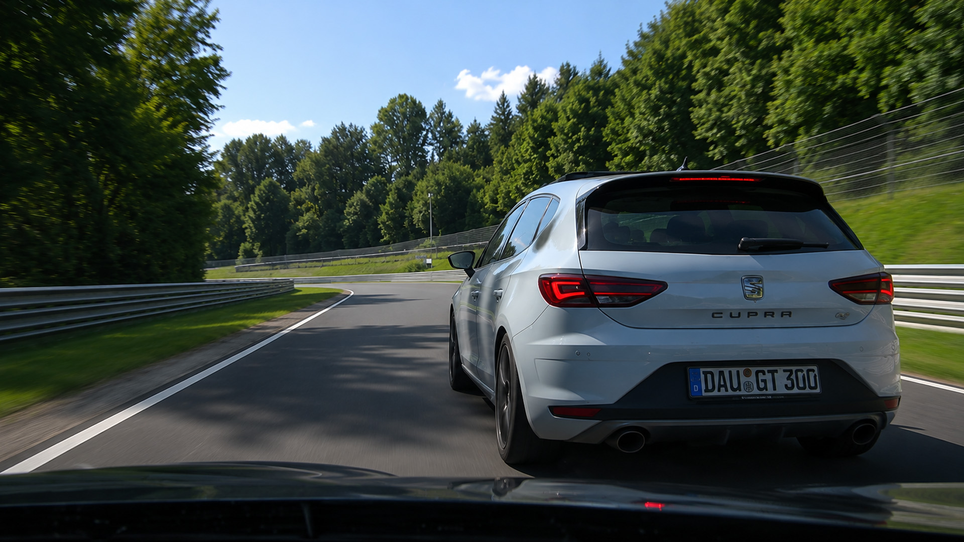 This risky overtake nearly hit Seat Leon on race track