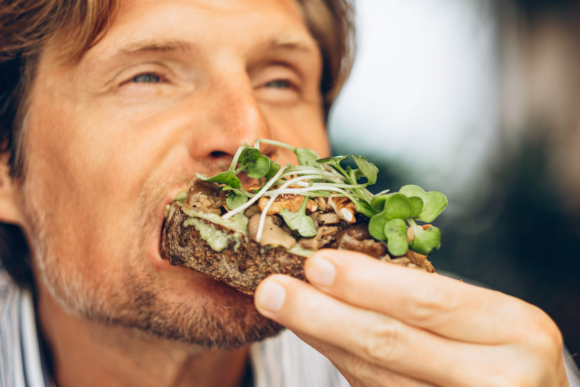 Meer kauwen, minder klachten: wat onderzoek onthult over eten en gezondheid