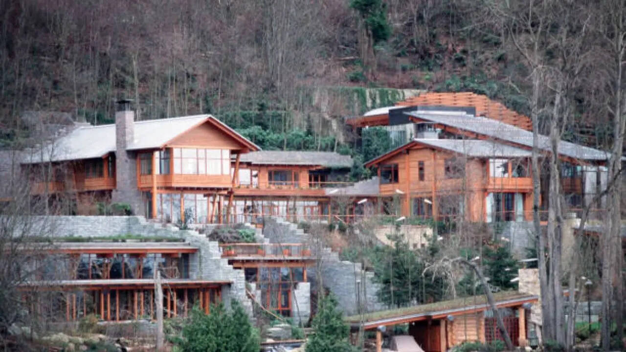 Bill Gates’ iconic lakeside property worth $130 million is a futuristic ...