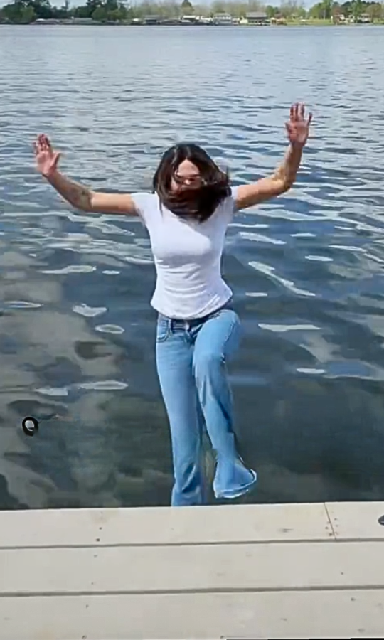Gypsy-Rose falls into lake ⚠️