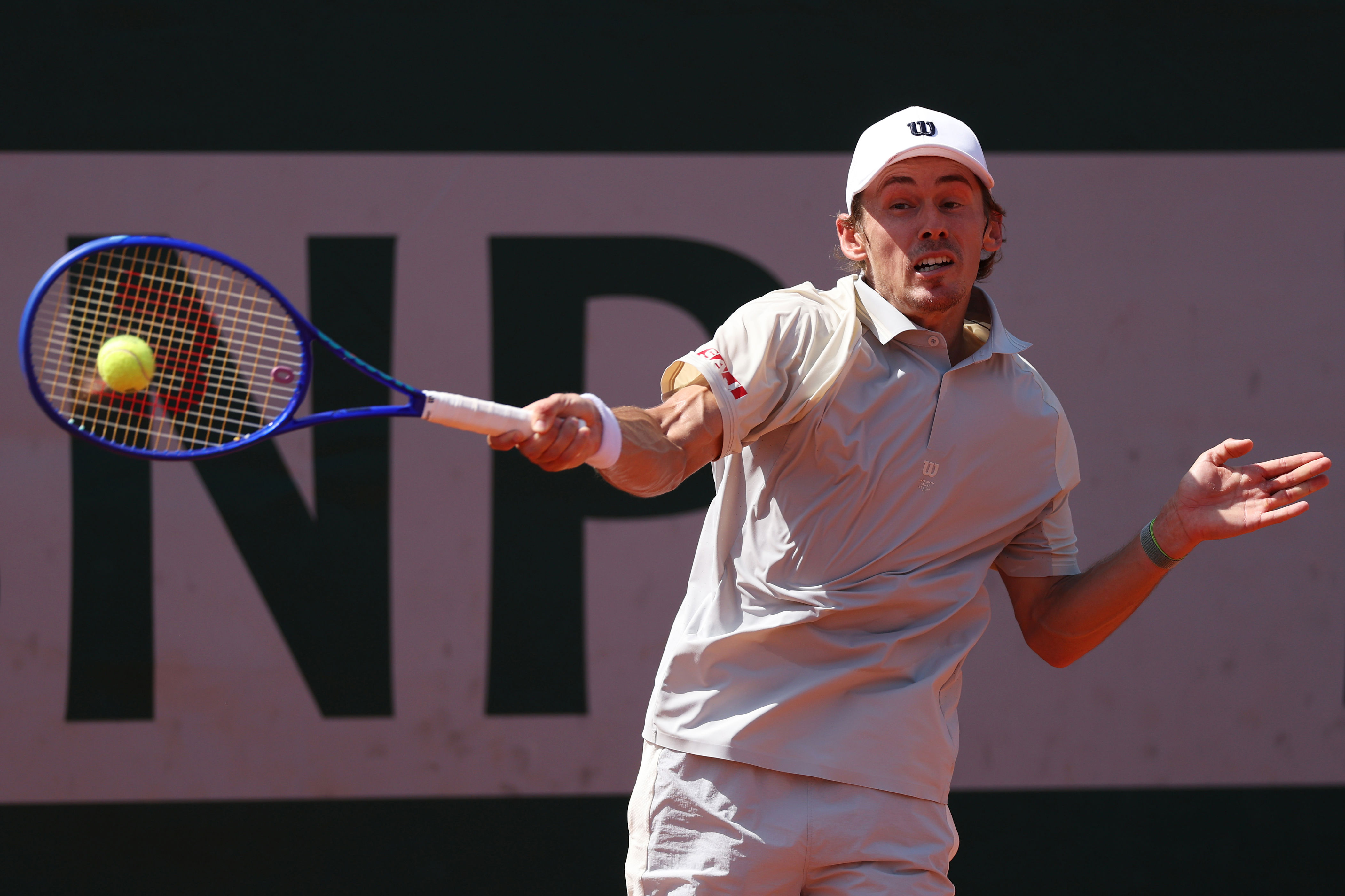 De Minaur sets up tricky clash after ruthless opener