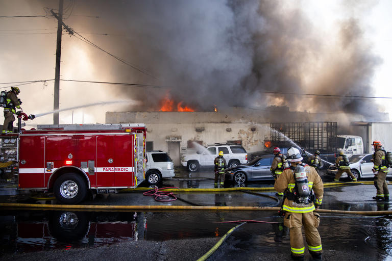 Incendio masivo obliga a confinamiento domiciliario en ciudad del ...