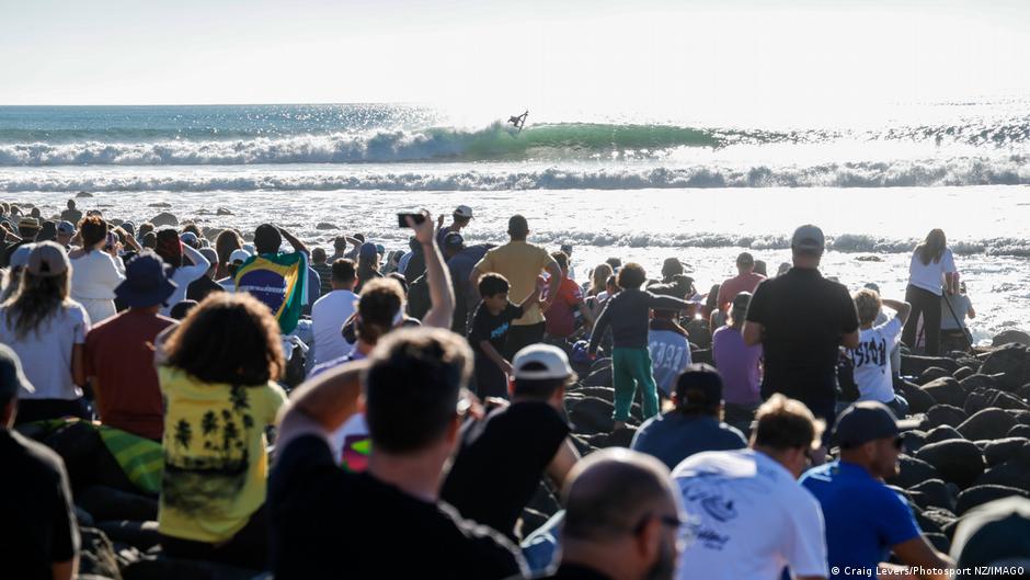 New Zealand: Surfing contest halted after suspected shark attack