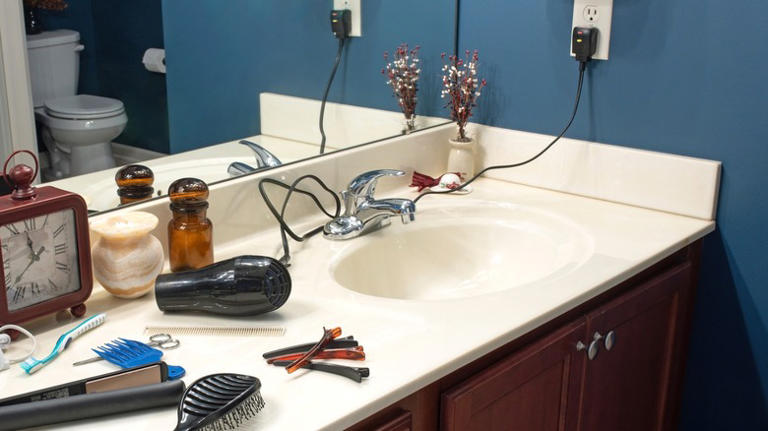 No shelves, no cabinets: This Dollar Tree DIY organizes small bathroom ...