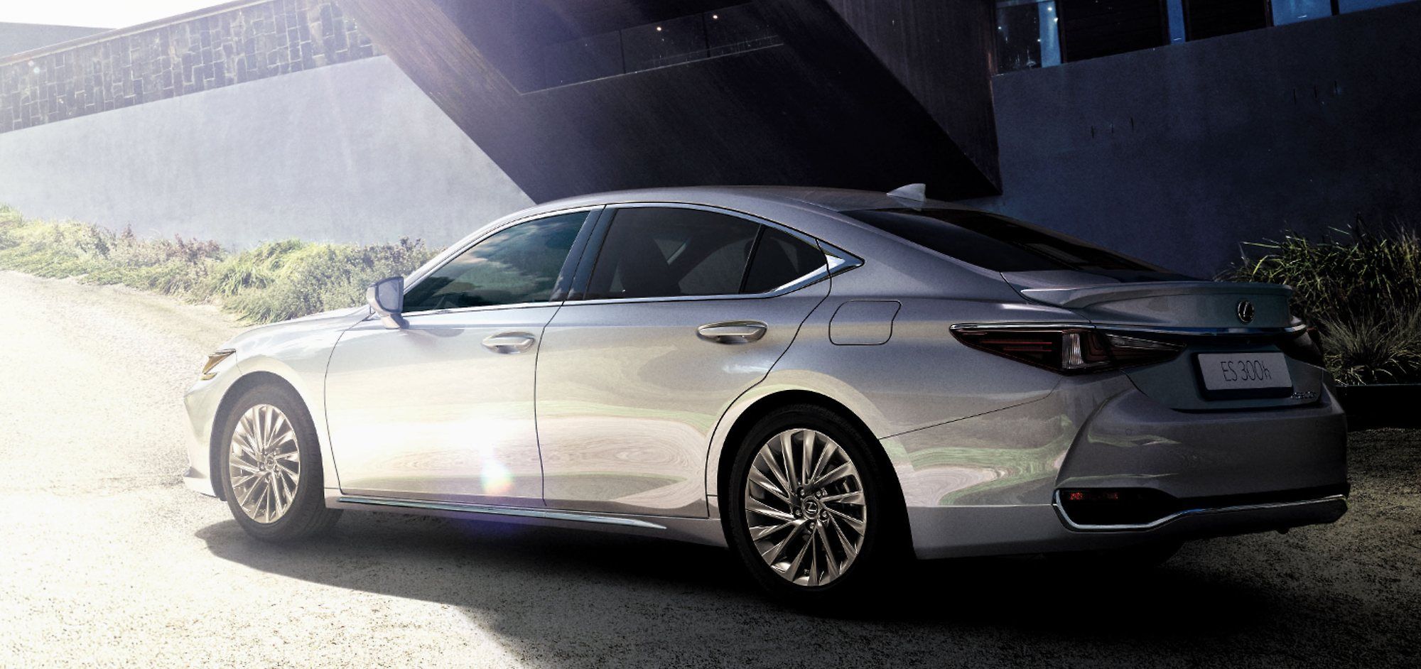 People keep calling the Lexus ES300h boring—so why does it keep selling ...
