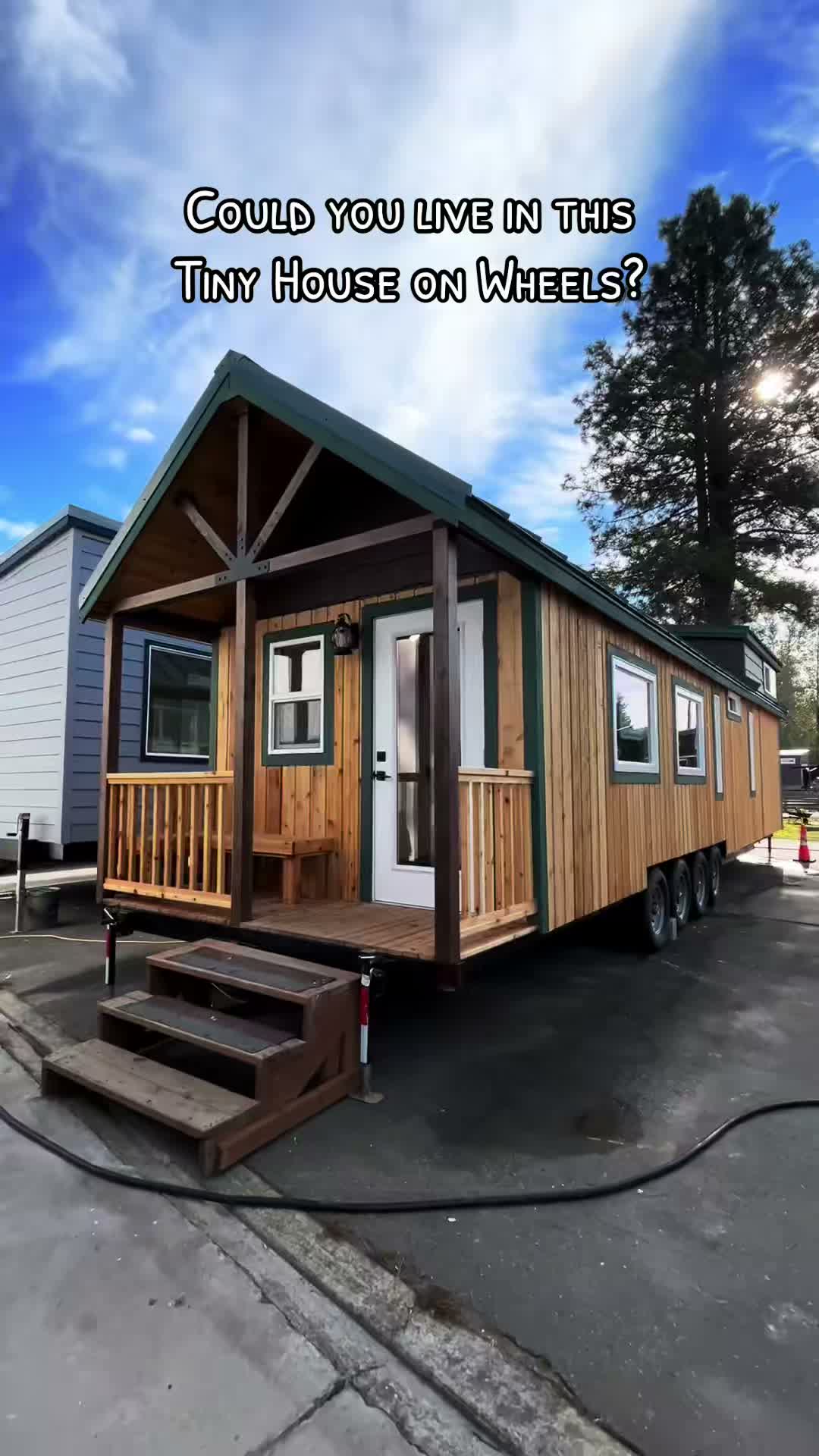 🌿 Could you live int this tiny house in wheels?