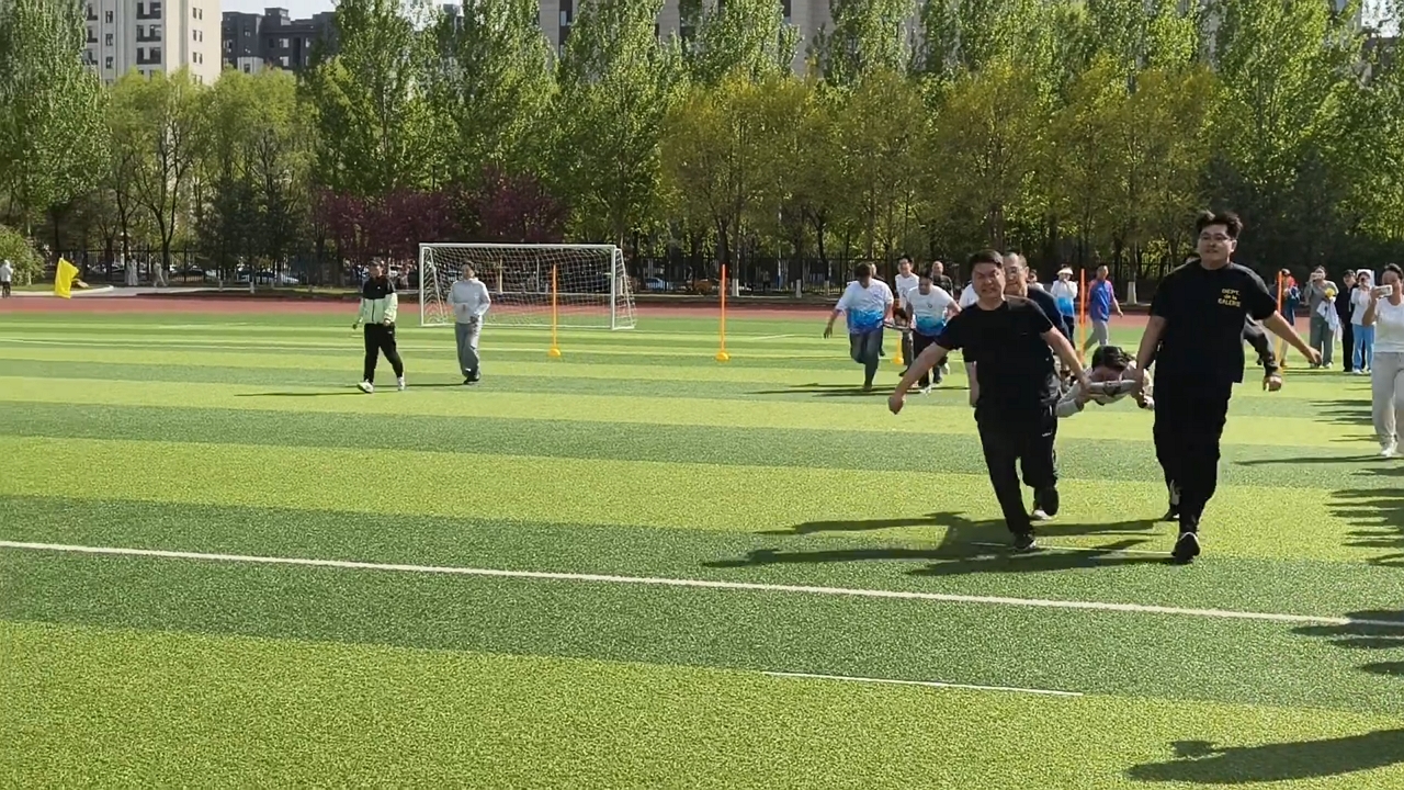 Hilarious stretcher race mishap in Jilin!