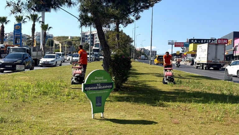 Kuşadası’nda bayram öncesi yeşil alanlarda bakım çalışmaları sürüyor